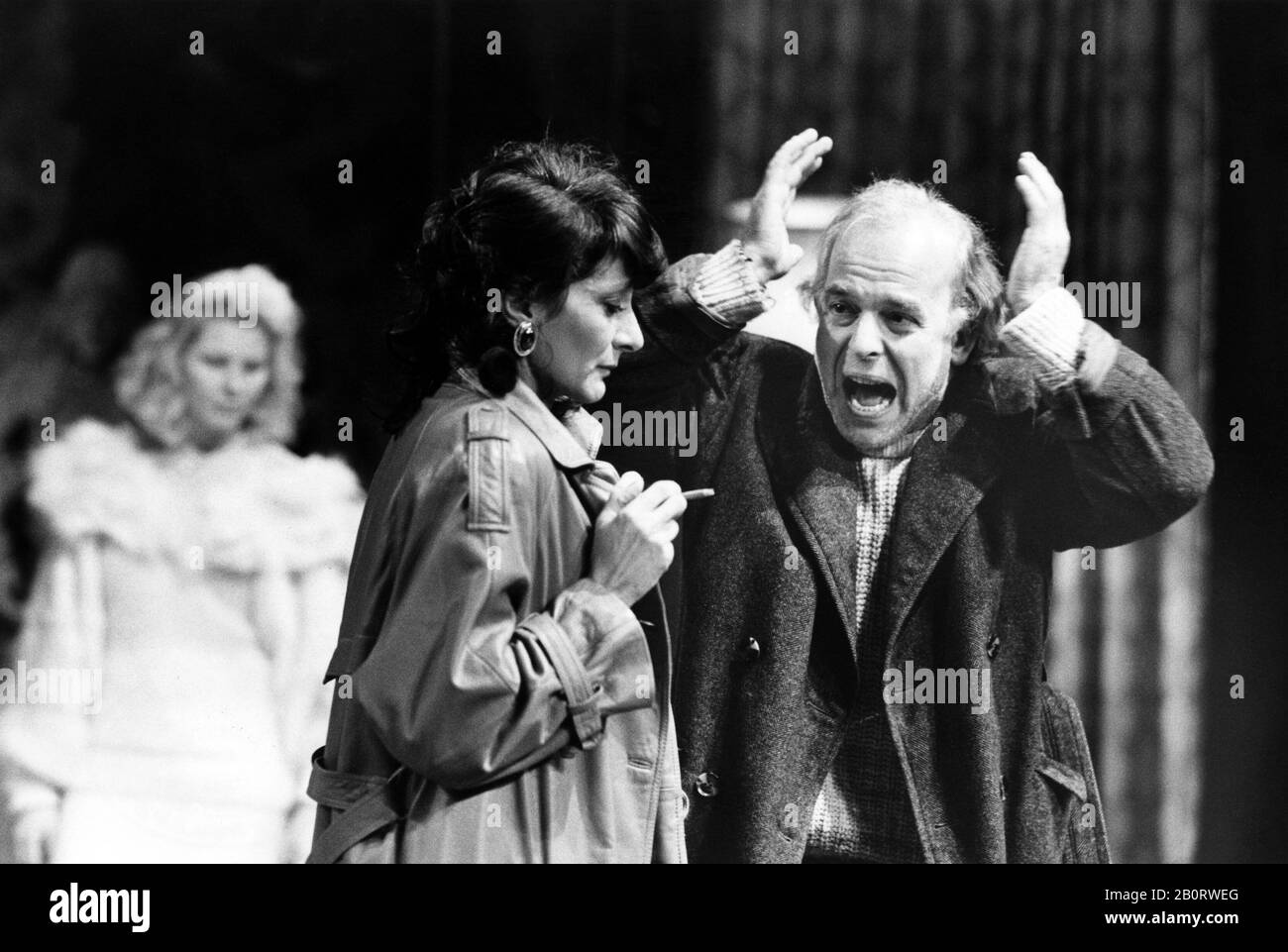 L-r: (Hinten) Stella Gonet (Irina), Jane Lapotaire (Maya), John ...