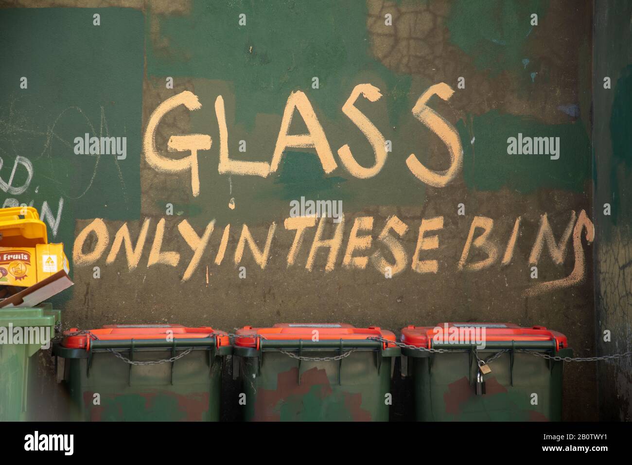 Glasrecycling ecke -Fotos und -Bildmaterial in hoher Auflösung – Alamy