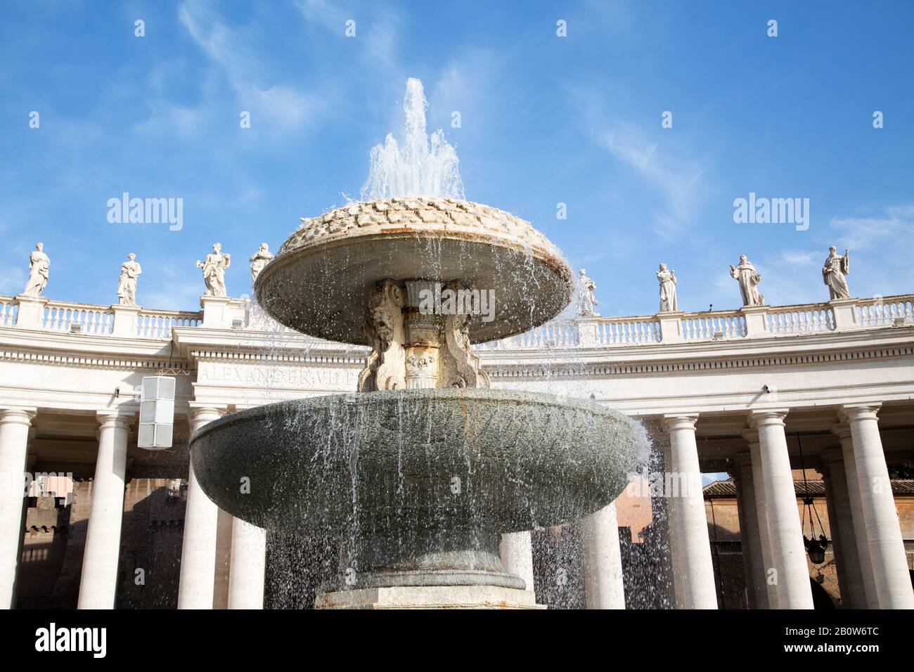 Brunnen auf dem Petersplatz in Rom, horizontales Bild Stockfotografie ...