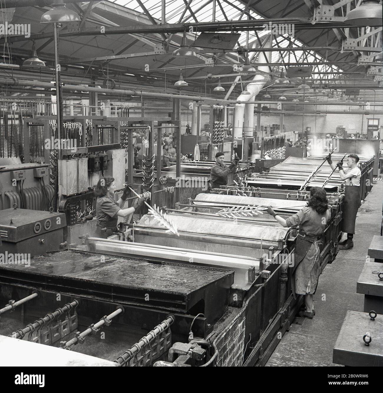1950s historical female factory workers -Fotos und -Bildmaterial in ...