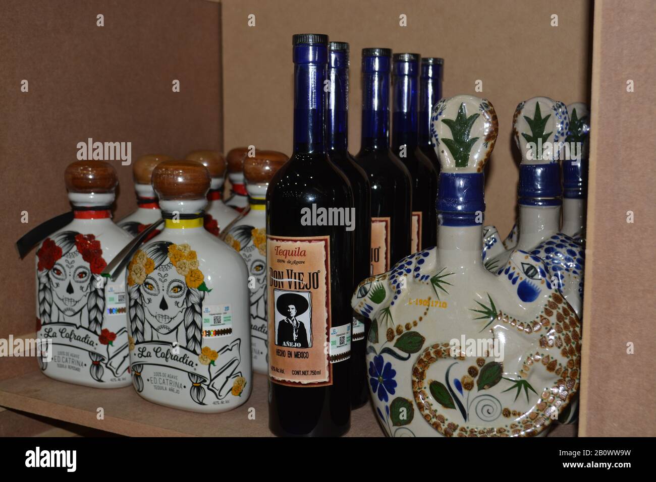 Tequila bottles -Fotos und -Bildmaterial in hoher Auflösung – Alamy