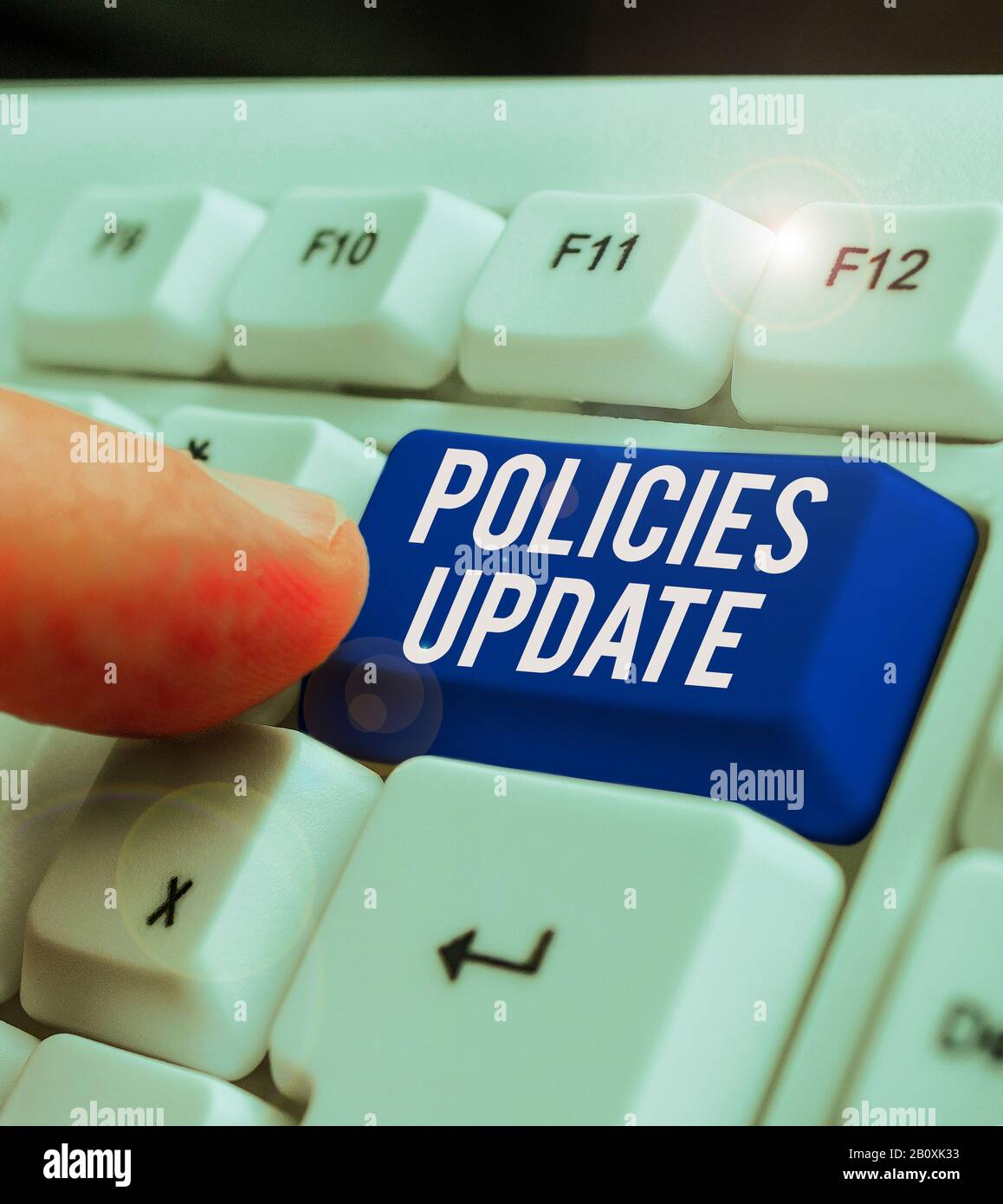 Konzeptionelles Handschreiben mit Policies Update. Konzept bedeutet, dass neue Informationen ...