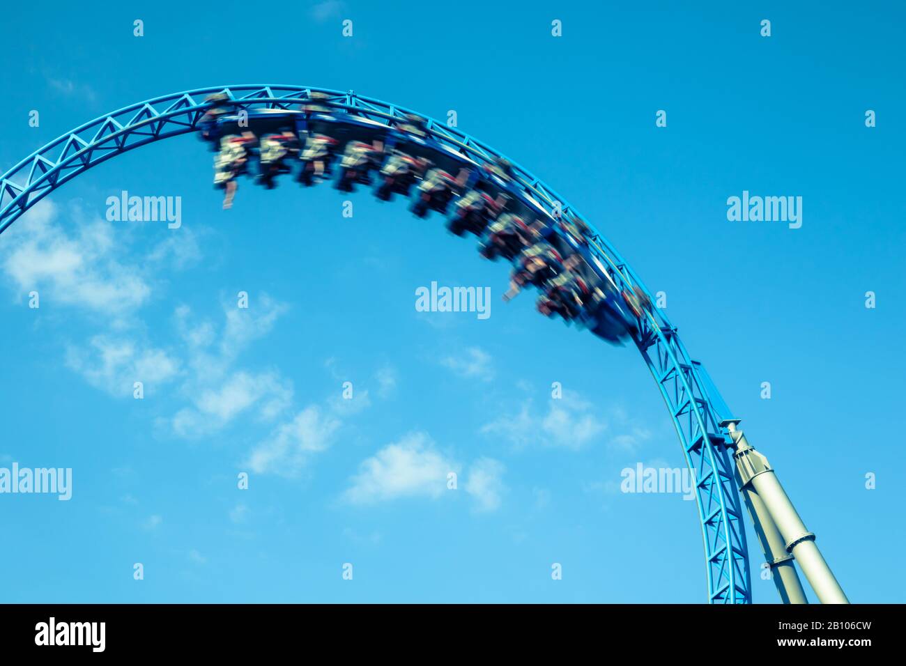 Achterbahn looping -Fotos und -Bildmaterial in hoher Auflösung – Alamy