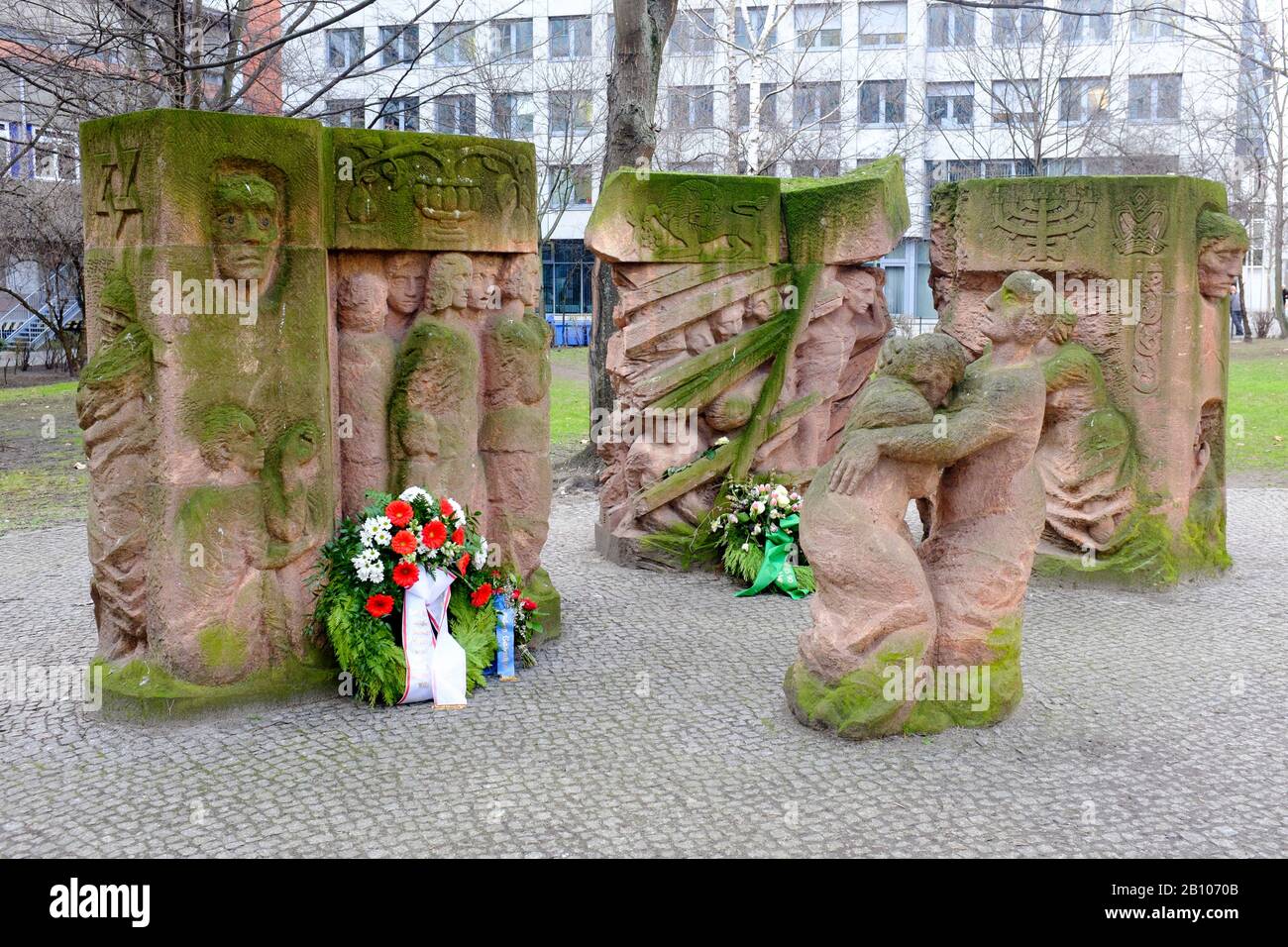 Skulptur von ingeborg hunzinger auf dem rosenstrassenprotest -Fotos und ...