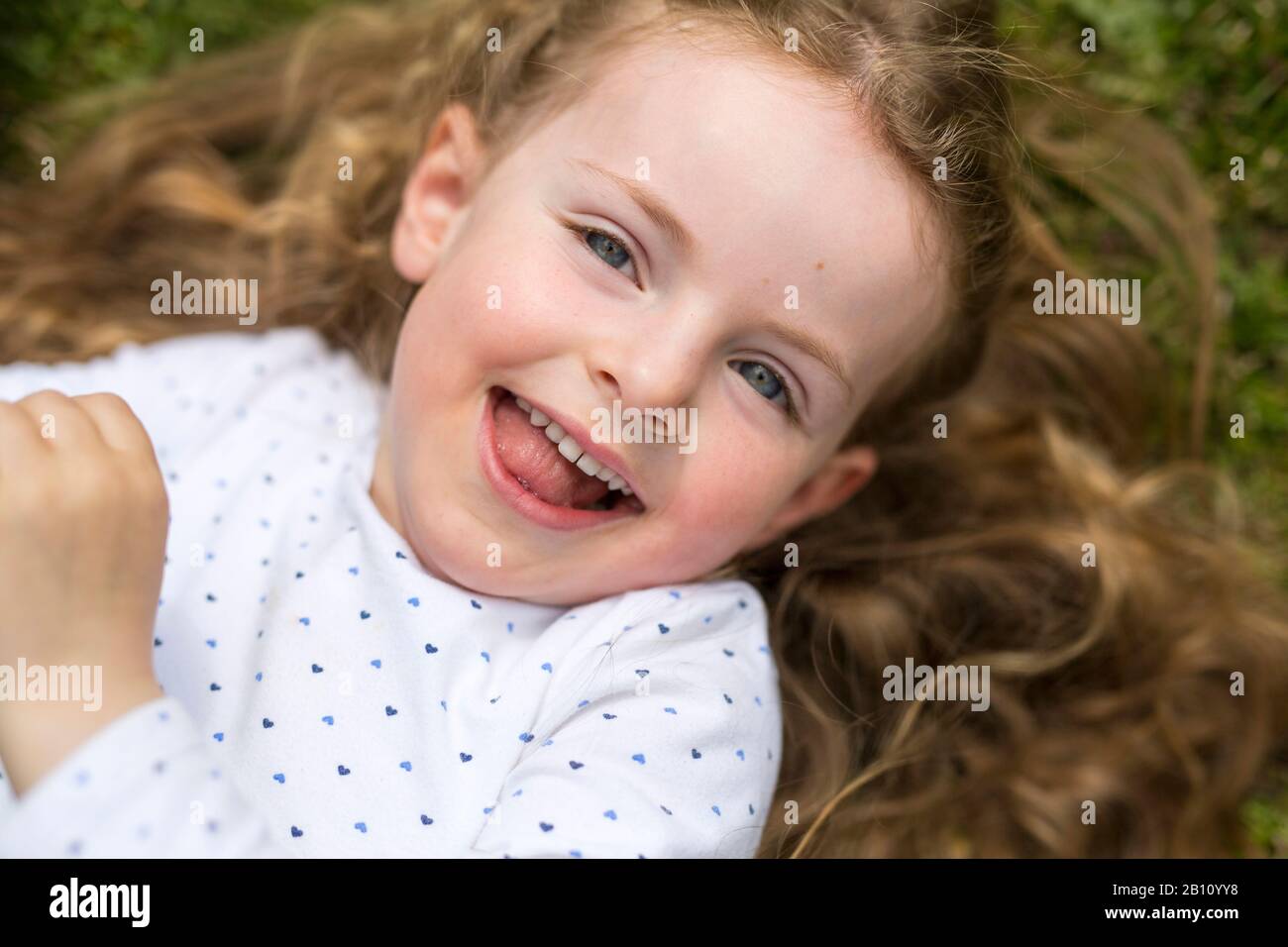 Lachendes Kleines Mädchen