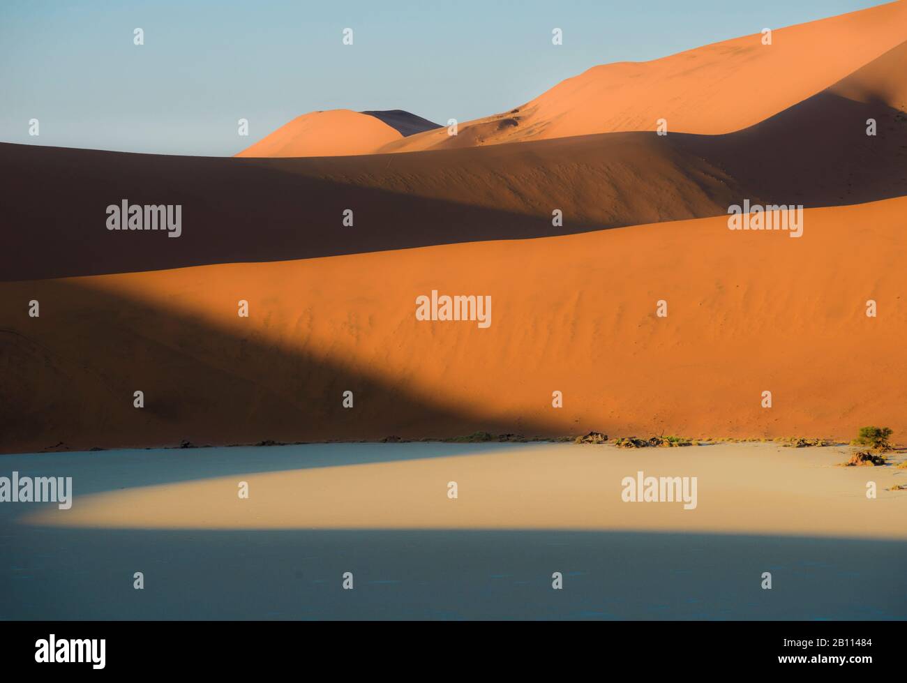 Die roten Dünen von Sossusvlei und die Toten Bäume Deadvlei, Namibia ...