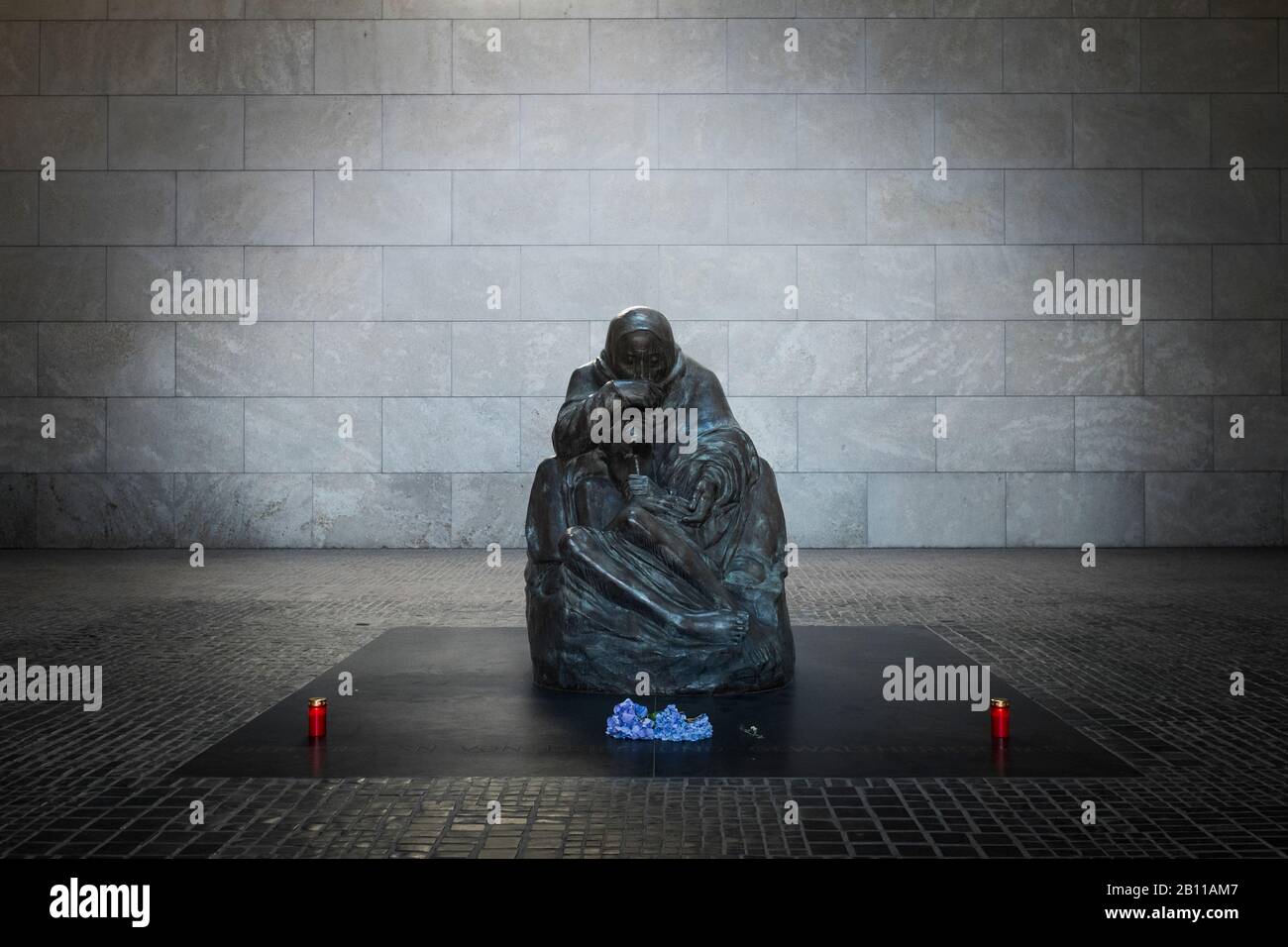 Kathe kollwitz mutter mit ihrem toten sohn oder pieta -Fotos und -Bildmaterial in hoher ...