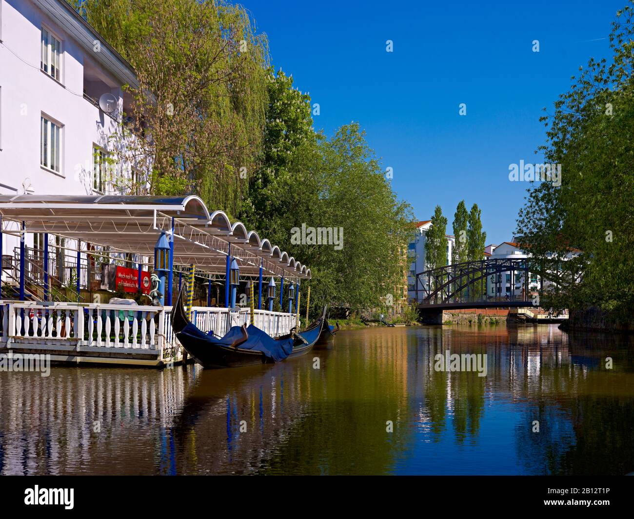 Brücke Koenneritz und italienisches Restaurant am Fluss Weiße Elster ...