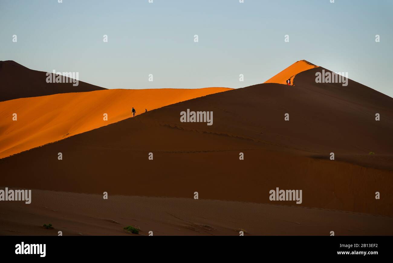 Rote dünen bei sossusvlei -Fotos und -Bildmaterial in hoher Auflösung ...