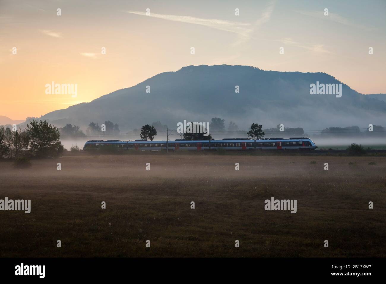 Eisenbahnzug im nebel -Fotos und -Bildmaterial in hoher Auflösung – Alamy