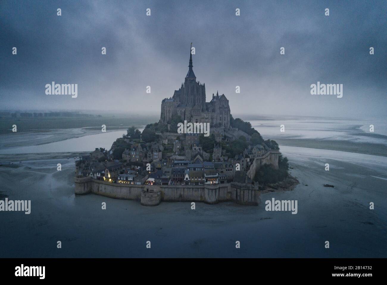 Mont saint michel luftaufnahme -Fotos und -Bildmaterial in hoher ...