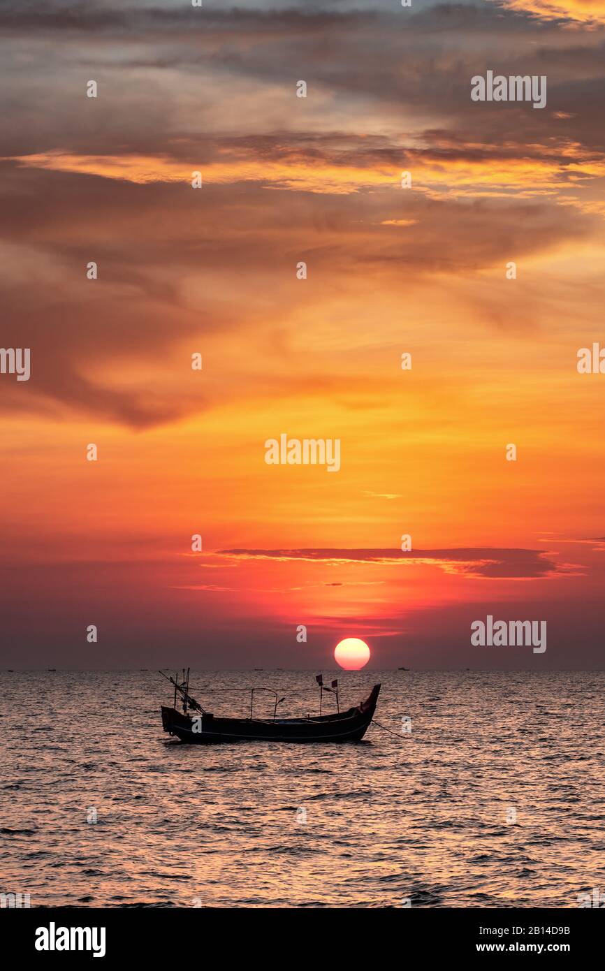 Boot im meer bei sonnenuntergang -Fotos und -Bildmaterial in hoher ...