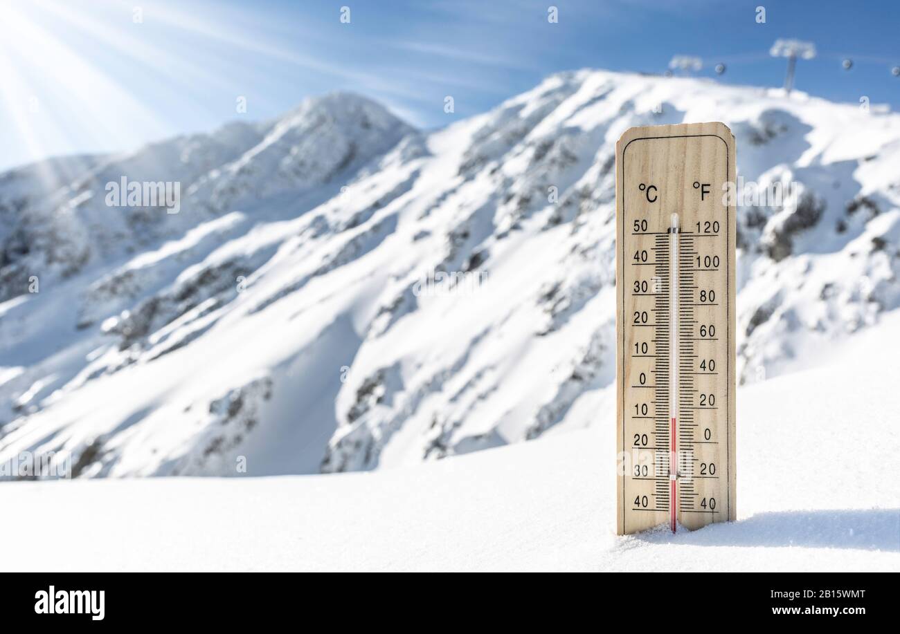 Cold outside thermometer -Fotos und -Bildmaterial in hoher Auflösung ...