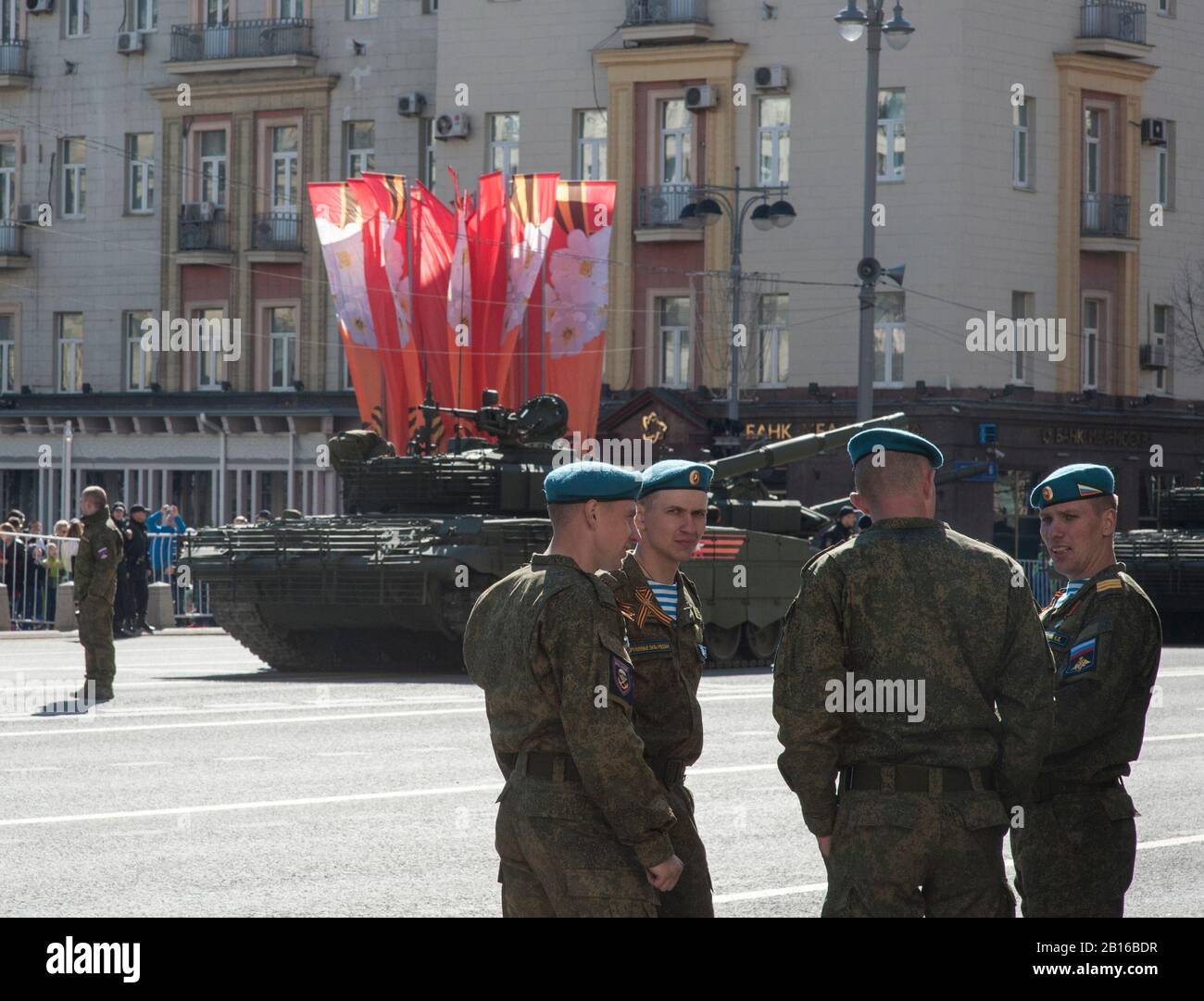 Soldaten, die die Probe der Militärparade für den Siegestag in Moskau ...