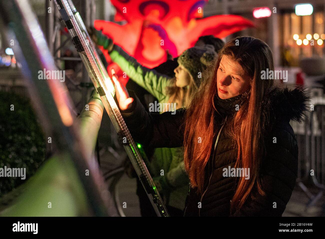 Pictured Marischal College 'Rainbow Laser Flares' von Seb Lee-Delisle ...