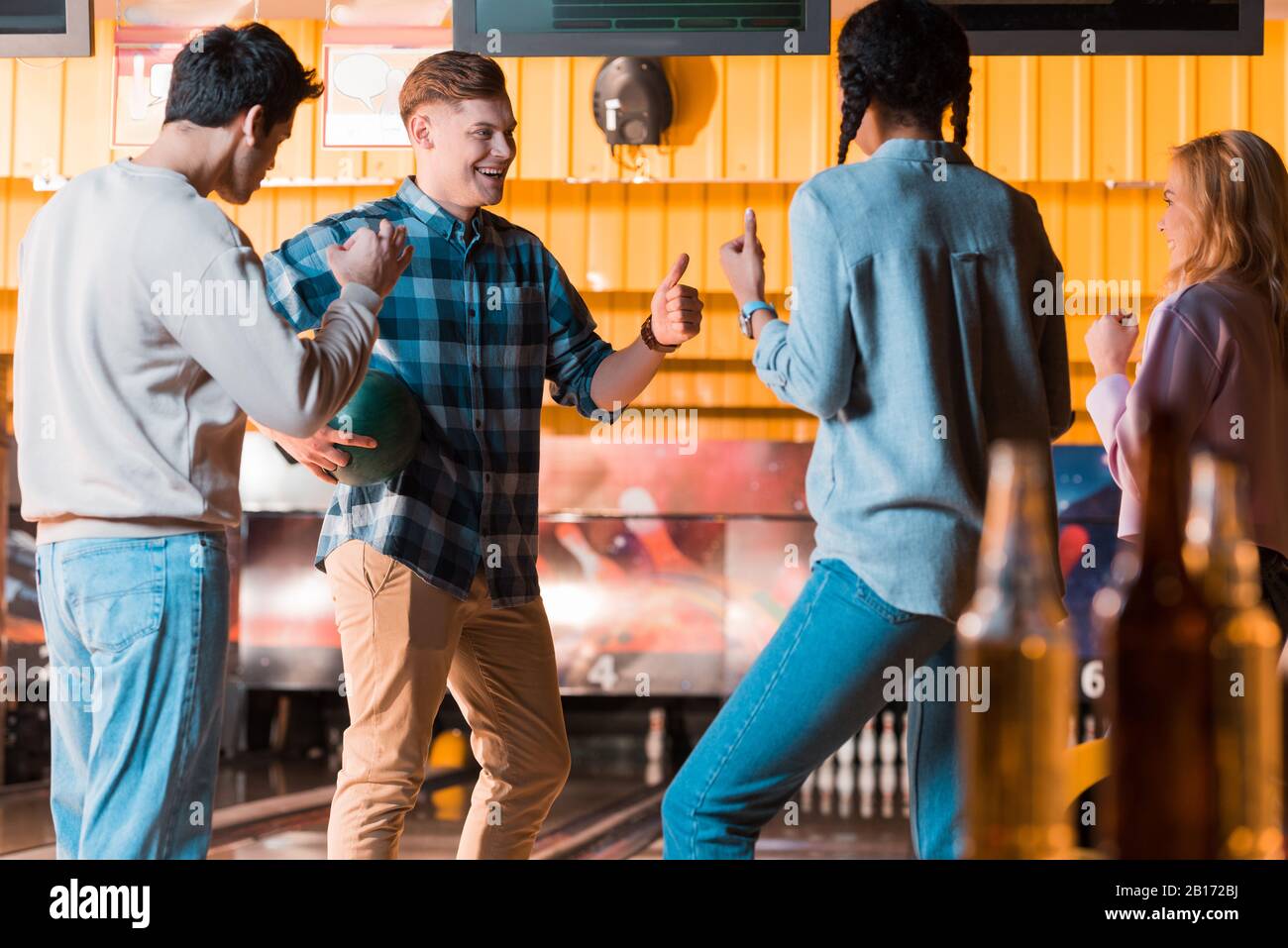 Selektive Fokussierung von fröhlichen multikulturellen Freunden, die im ...