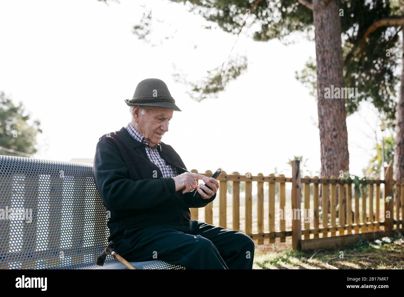 Alter mann -Fotos und -Bildmaterial in hoher Auflösung – Alamy
