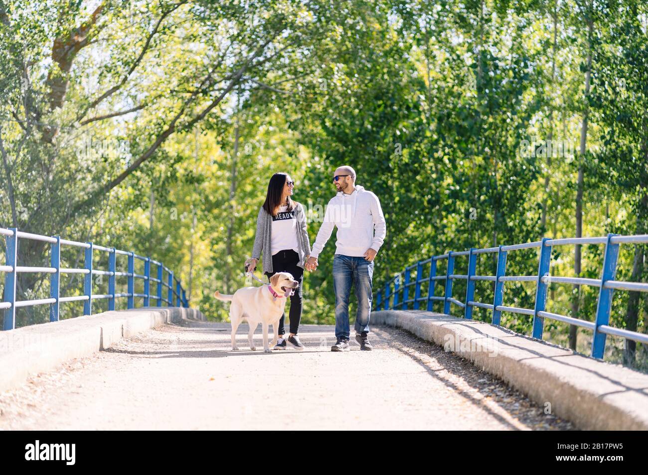 Spazieren mit hund -Fotos und -Bildmaterial in hoher Auflösung – Alamy