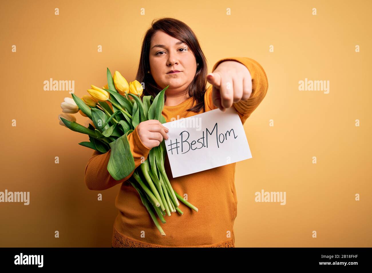 Schöne und große Frau feiert Muttertag mit der besten Botschaft der ...