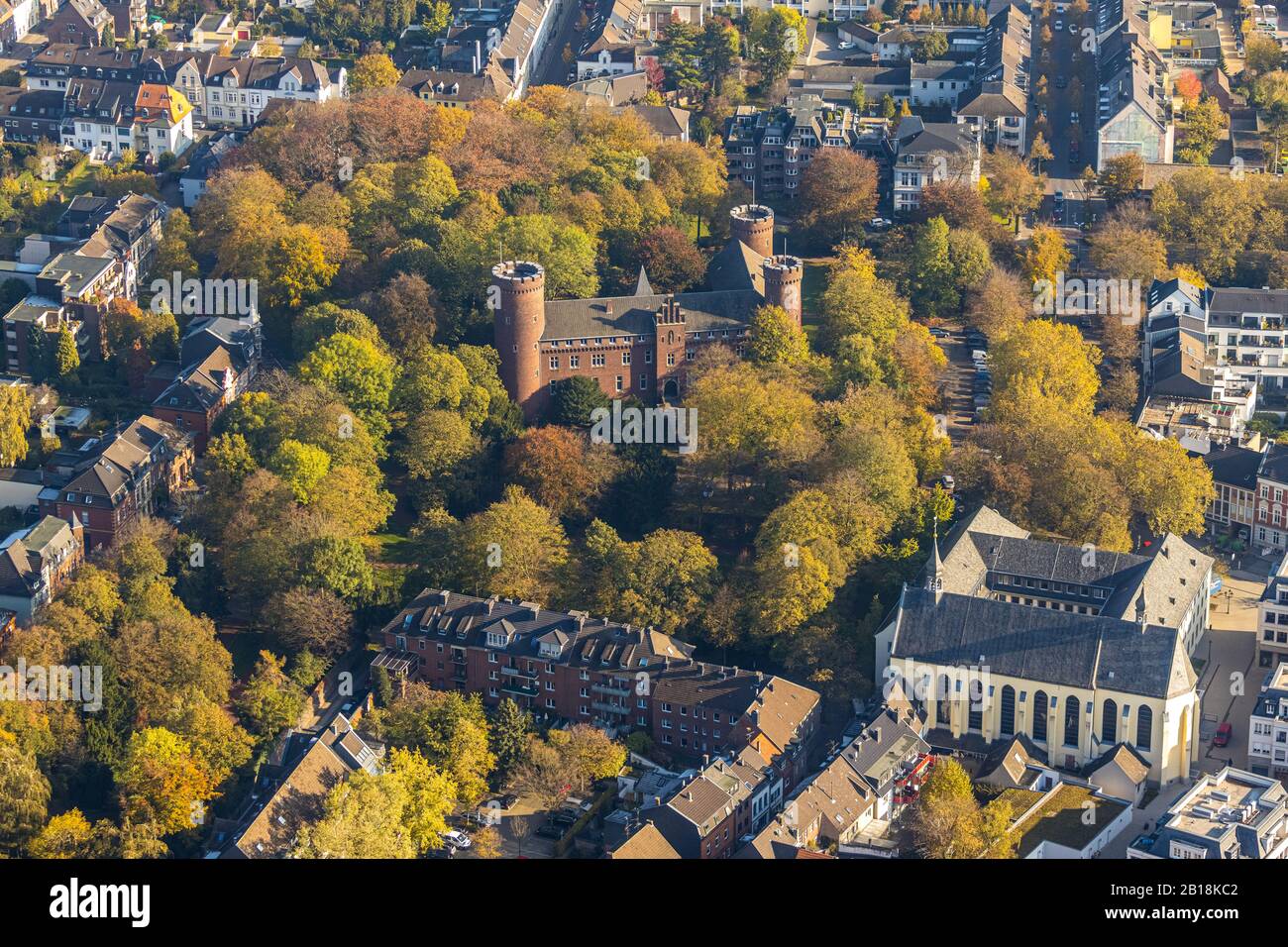 Burg kempen im herbstlichen wald -Fotos und -Bildmaterial in hoher ...
