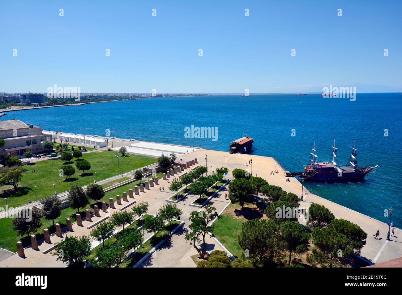 Saloniki, Griechenland - 09. Juni 2017: Stadtbild und Kreuzfahrtschiff ...