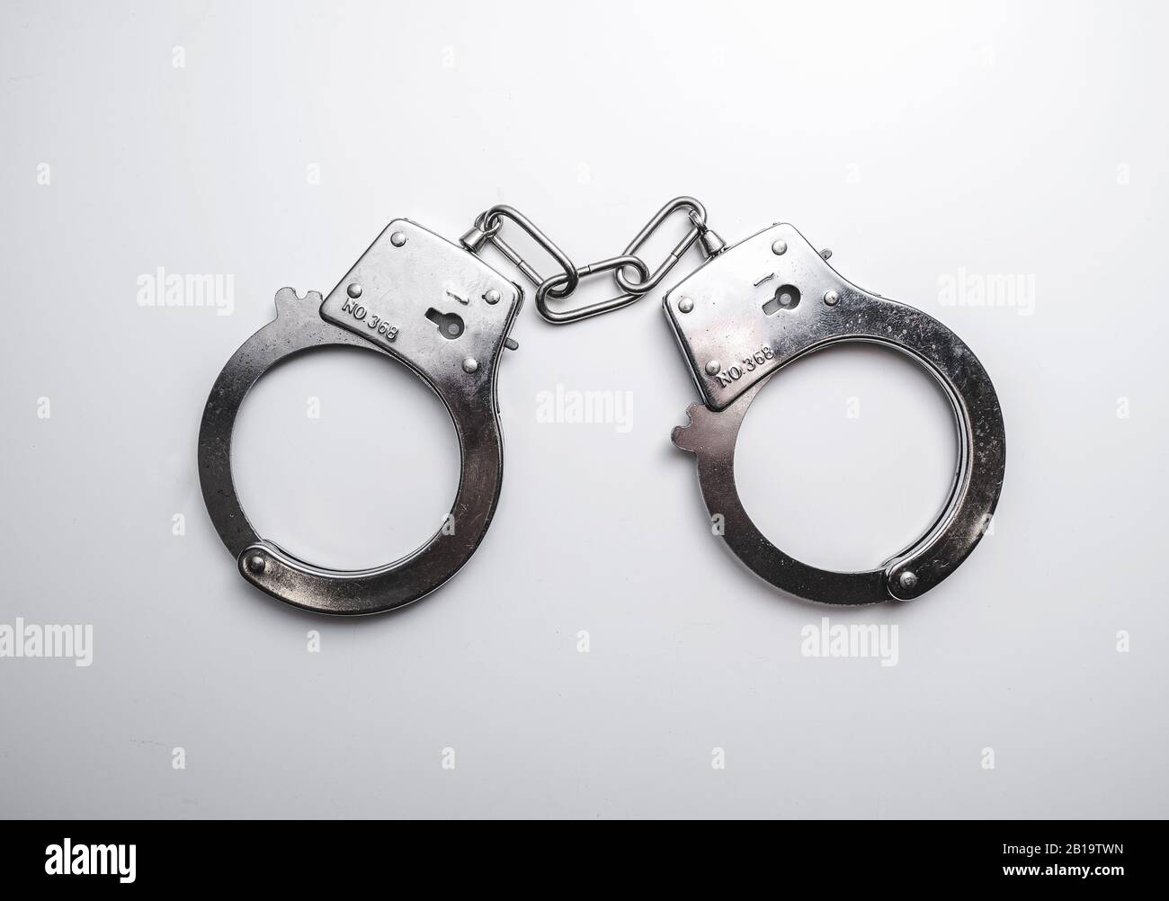 Handschellen polizei -Fotos und -Bildmaterial in hoher Auflösung – Alamy