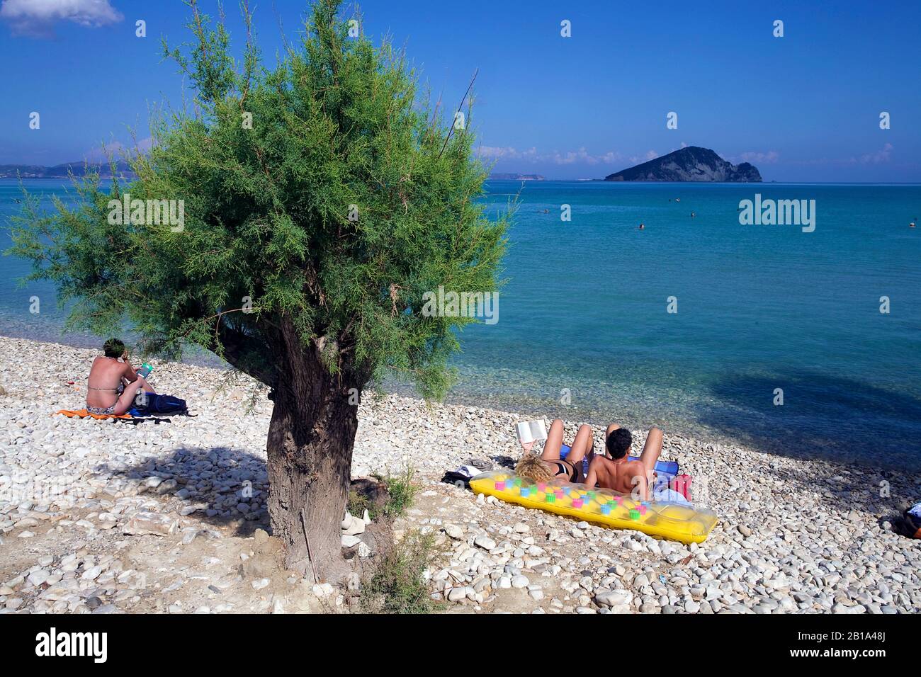 Menschen am Strand von Limni Keriou, Insel Zakynthos, Griechenland ...