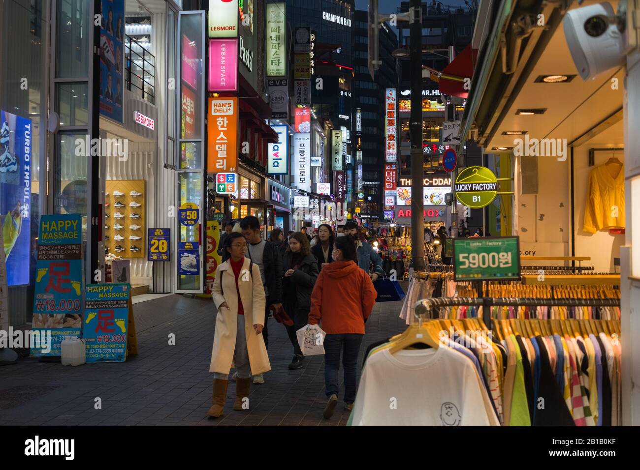 Myeongdong shopping district -Fotos und -Bildmaterial in hoher ...