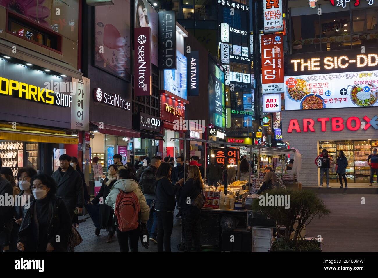 Myeongdong shopping district -Fotos und -Bildmaterial in hoher ...