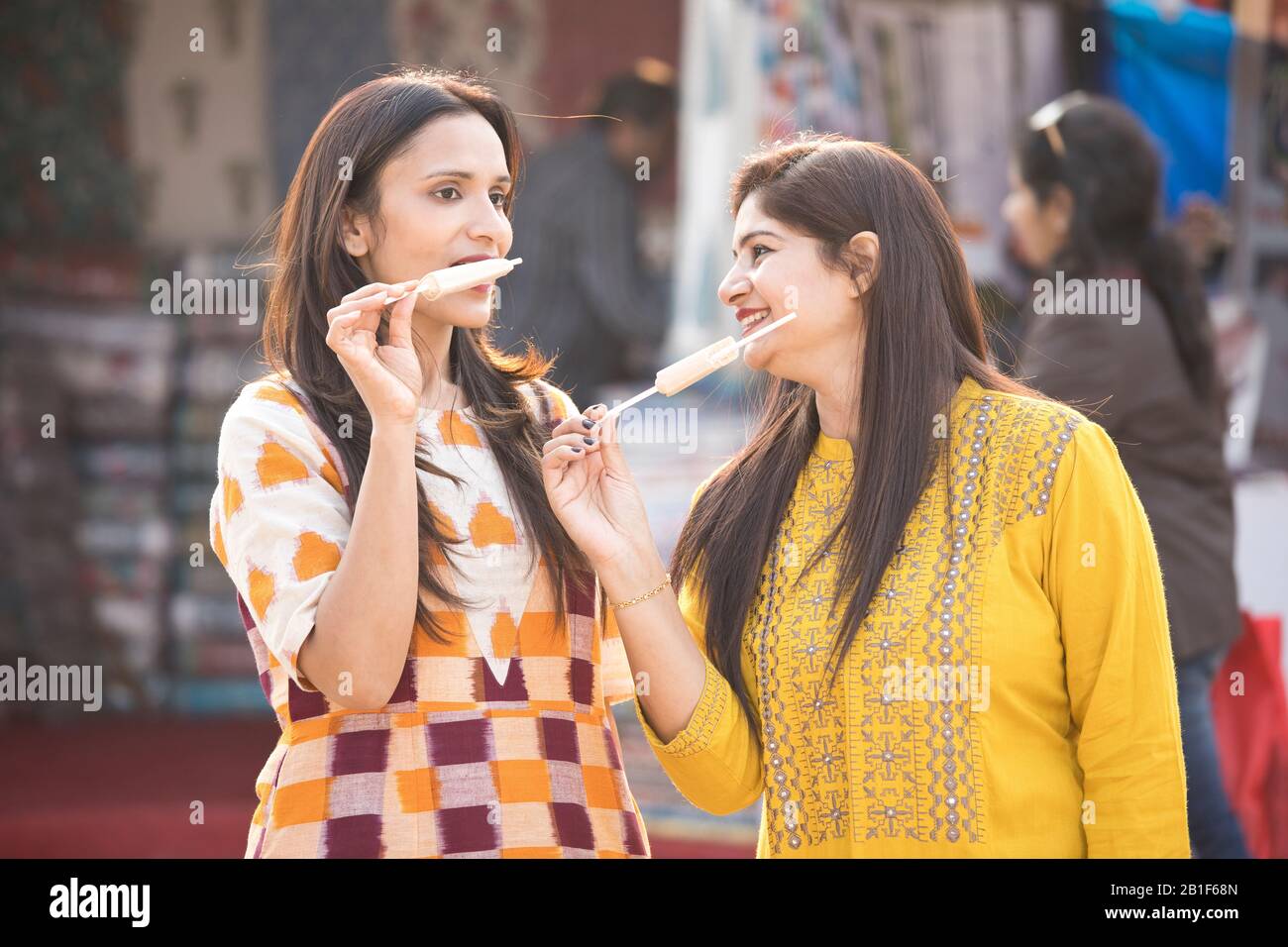 Zwei frauen essen eis -Fotos und -Bildmaterial in hoher Auflösung – Alamy