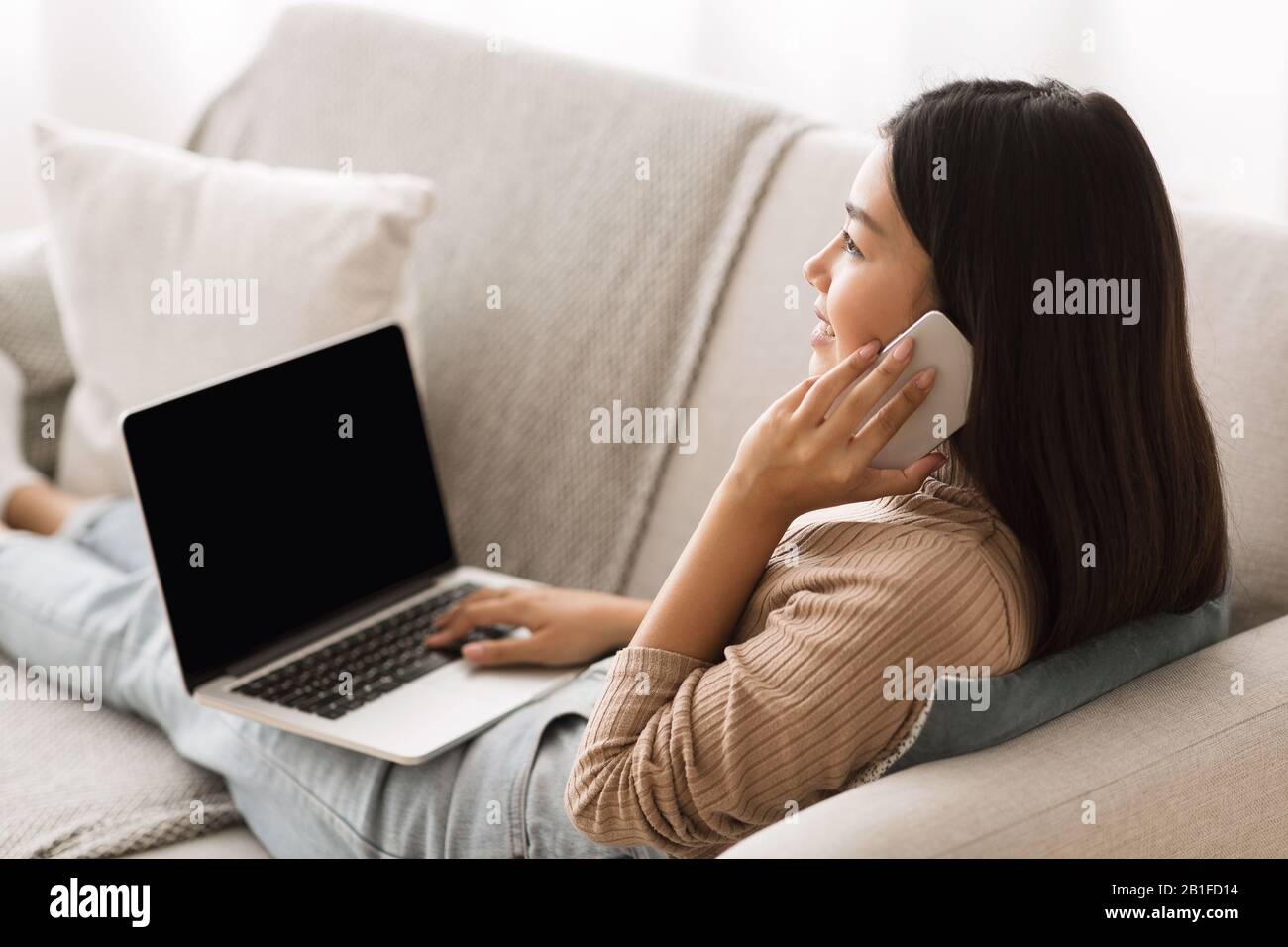 Multitasking mit Teenager-Mädchen, Surfen auf dem Laptop und ...