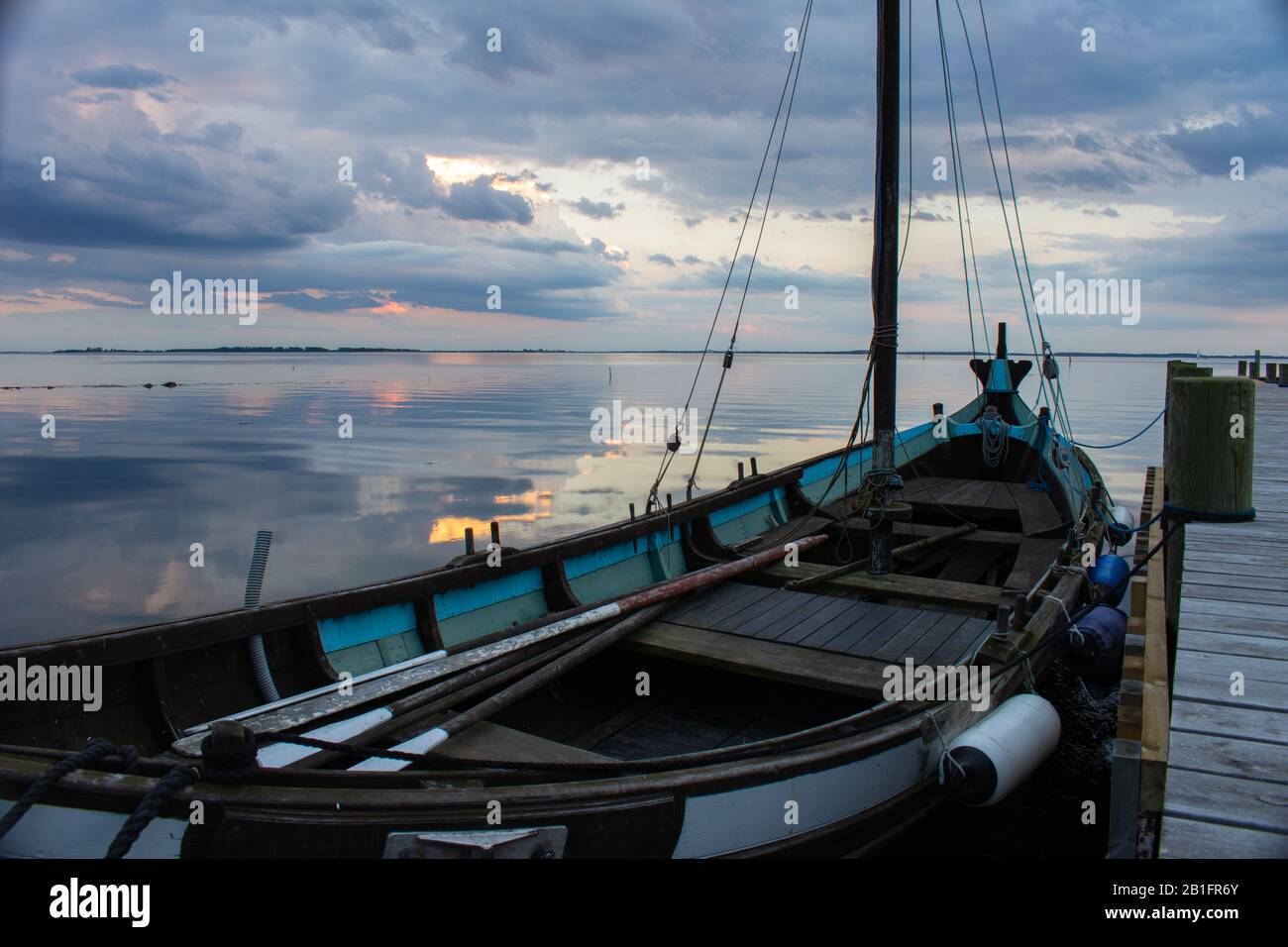 Altes wikinger-Holzsegelboot im Hafen mit stillem Wasser ...