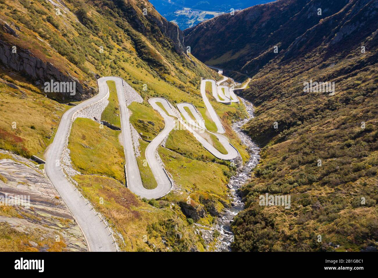 Luftbild der Straße Tremola San Gottardo, dem längsten Straßendenkmal ...