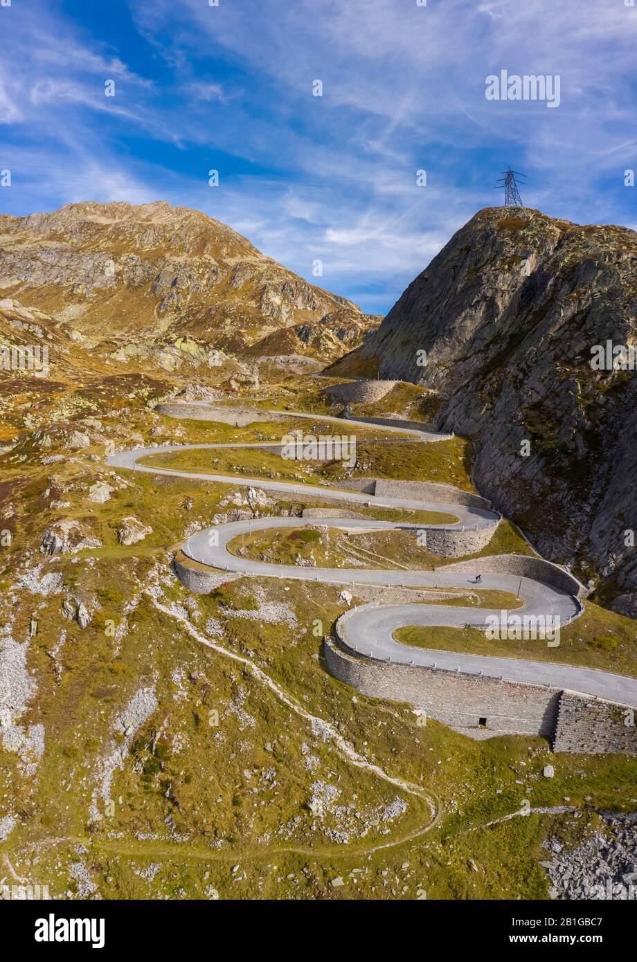 Luftbild der Straße Tremola San Gottardo, dem längsten Straßendenkmal ...