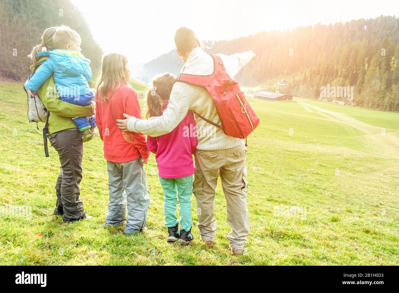 Vater, mutter, zwei töchter, ein sohn -Fotos und -Bildmaterial in hoher ...