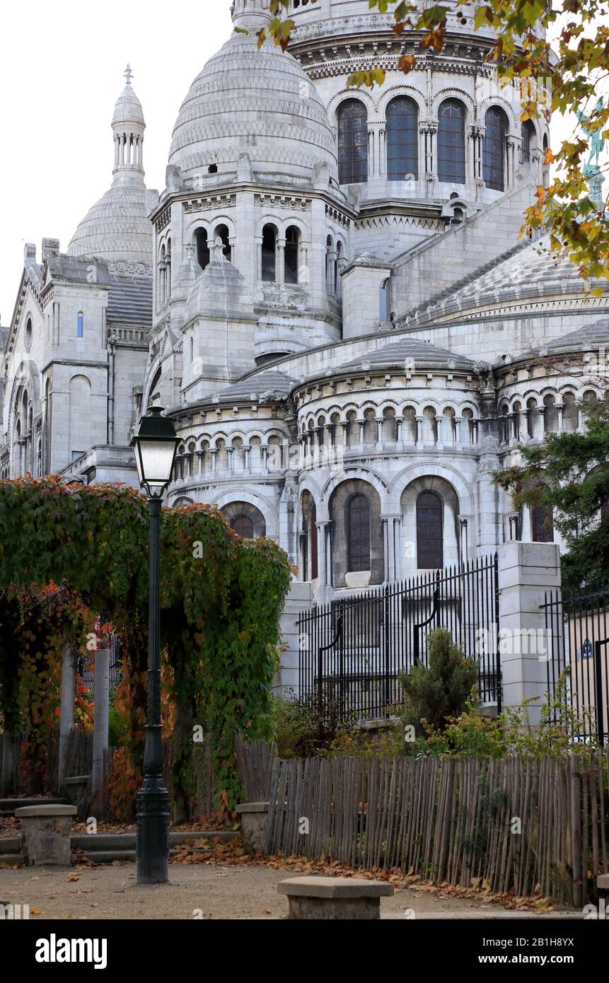 Ein geschlossener Blick auf die Basilika Sacre-Coeur in Montmartre ...