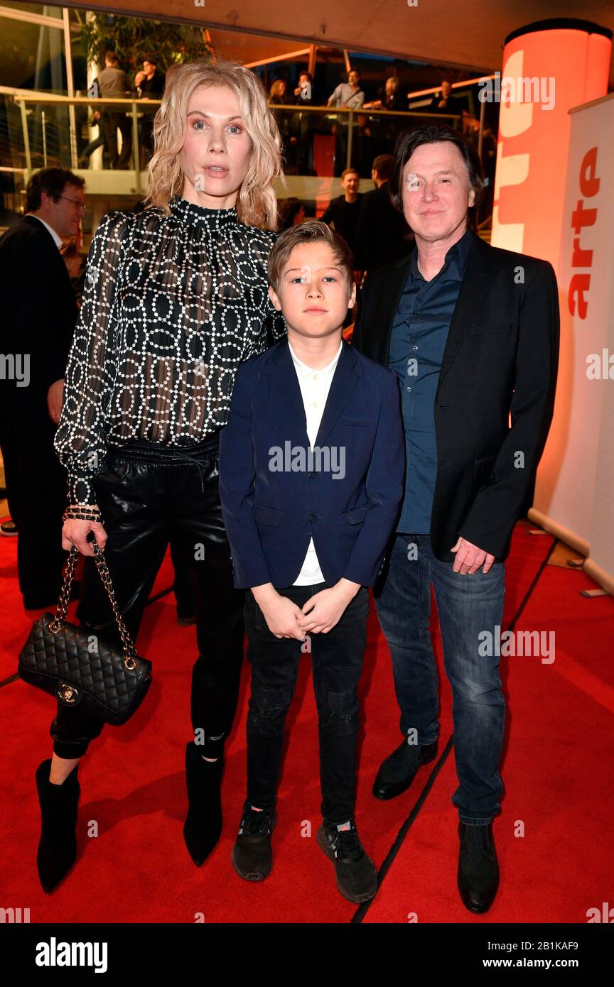 Berlin, Deutschland. Februar 2020. Ninon Bohm und Uwe Bohm mit Sohn ...