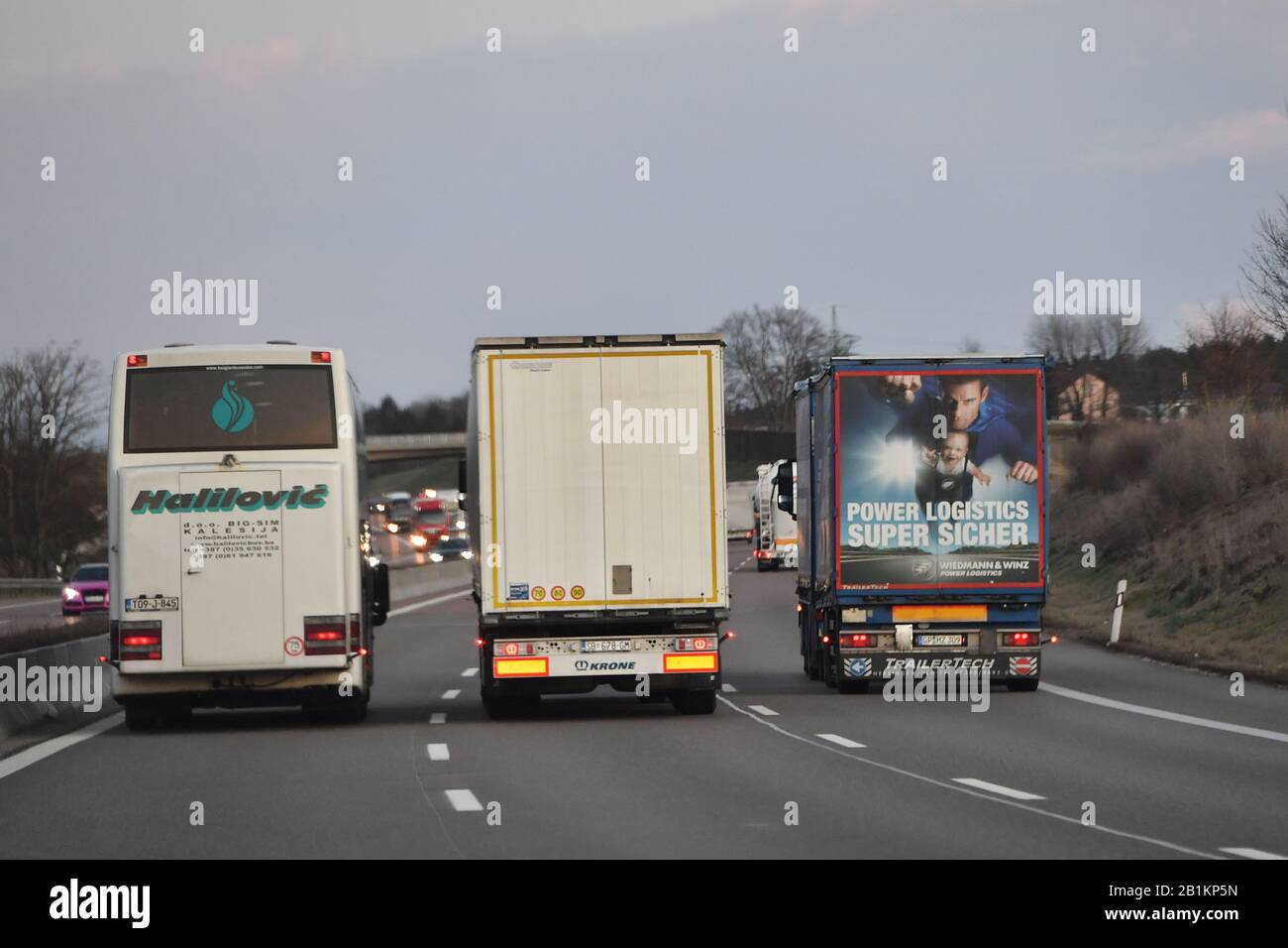 Elefantenrennen auf der dreispurigen AUTOBAHN A8 bei Augsburg. Ein Bus ...