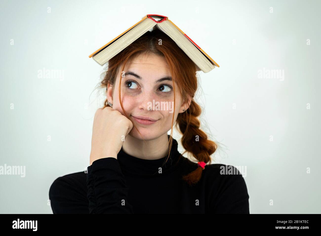 Portrait von Lustig junge lächelnde Schüler Mädchen mit einem offenen ...