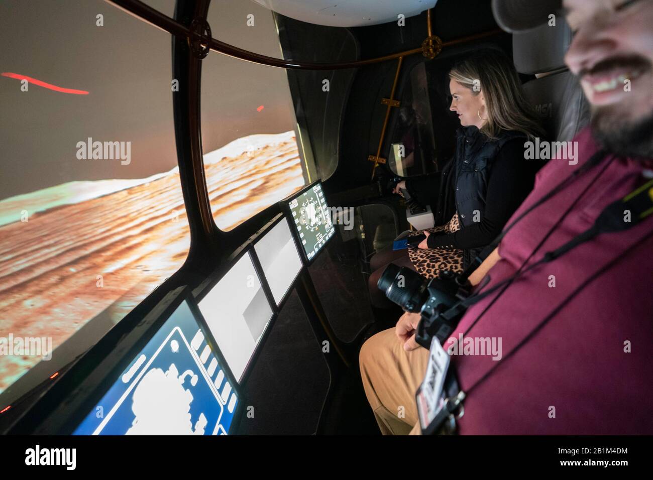 Journalisten fahren einen zukünftigen Mars Rover Simulator mit zwei ...