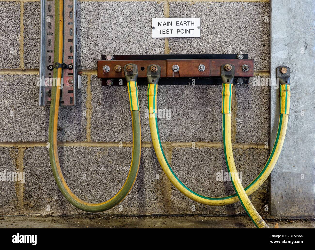 Copper earthing bar -Fotos und -Bildmaterial in hoher Auflösung – Alamy