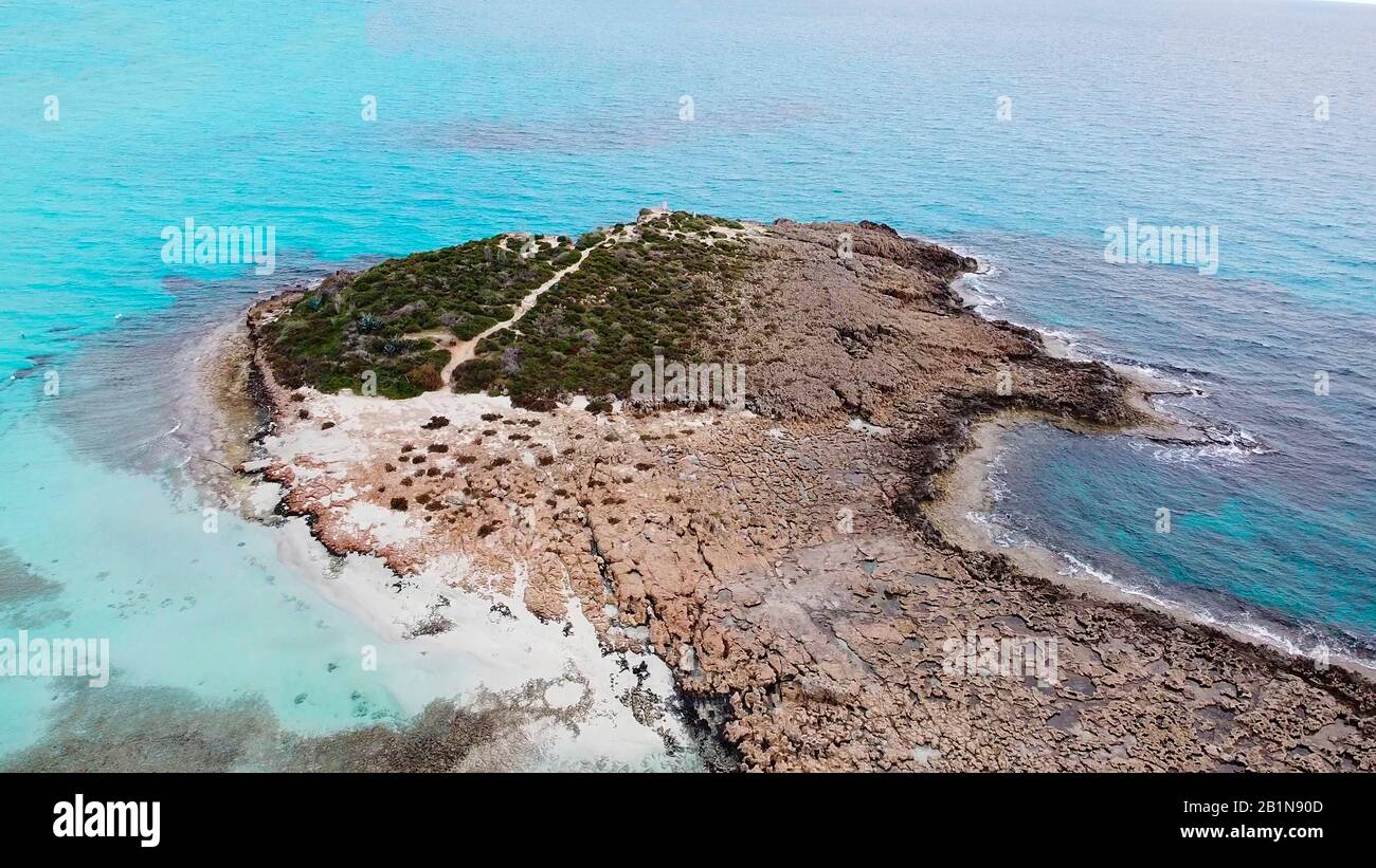 Luftaufnahmen aus einer schönen, an Land gelegenen Lagune mit ...