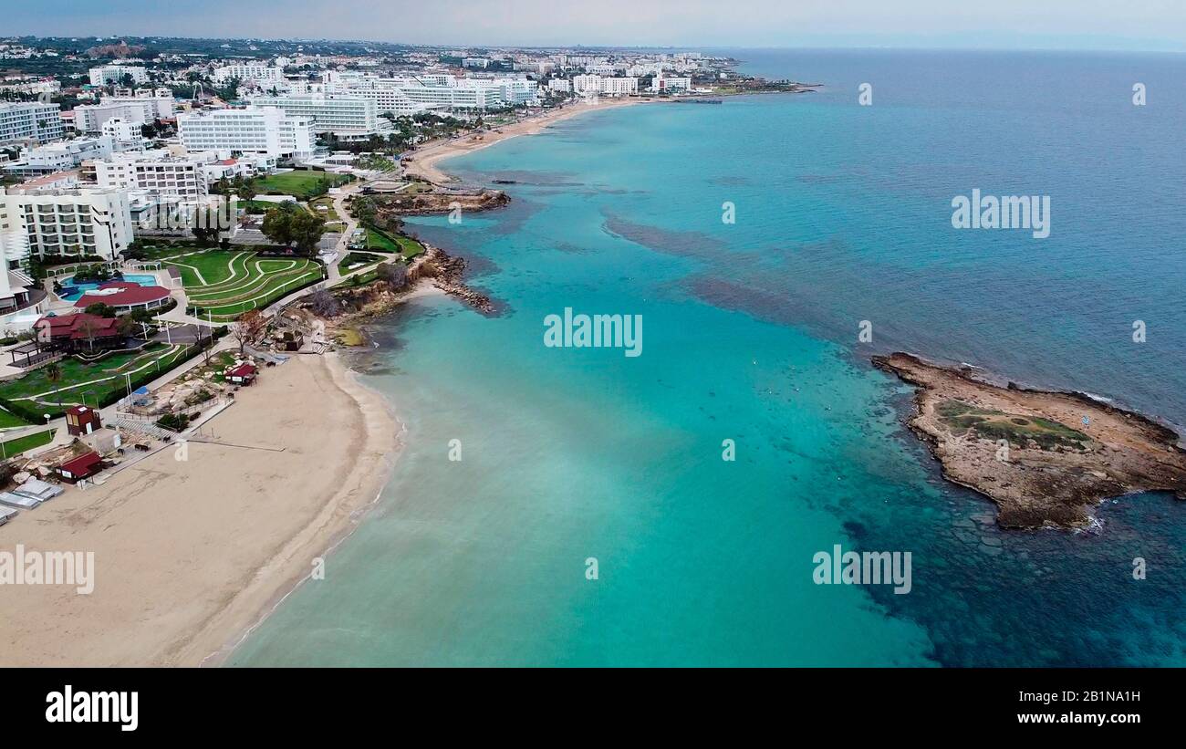 Luftaufnahmen aus einer schönen, an Land gelegenen Lagune mit ...