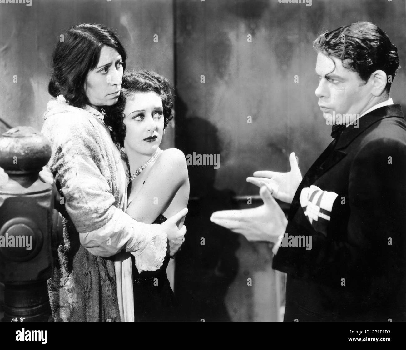 Inez PALANGE ANN DVORAK und PAUL MUNI als Tony Camonte in SCARFACE 1932 ...