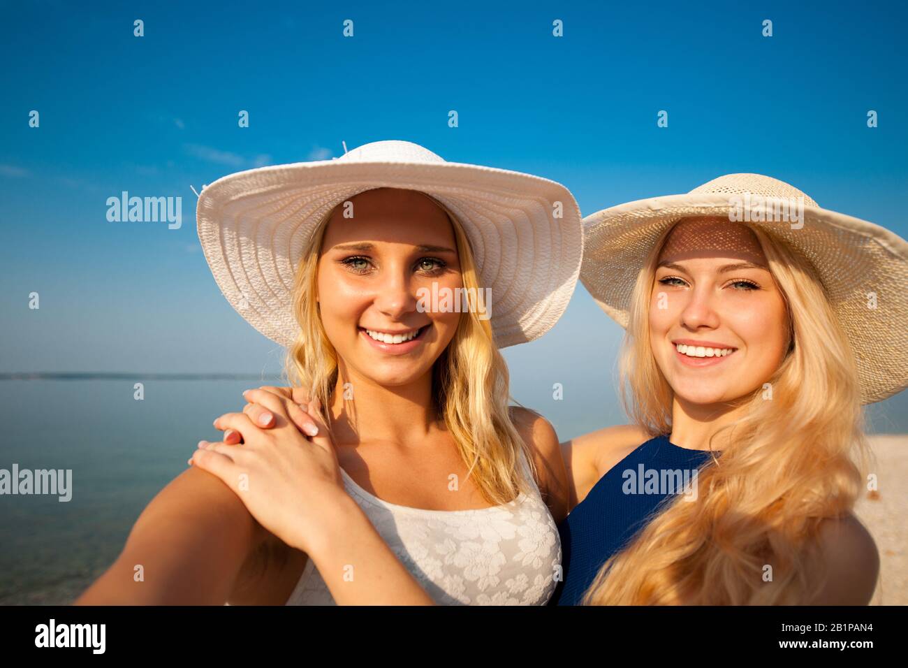 Zwei mädchen posiert am strand -Fotos und -Bildmaterial in hoher ...