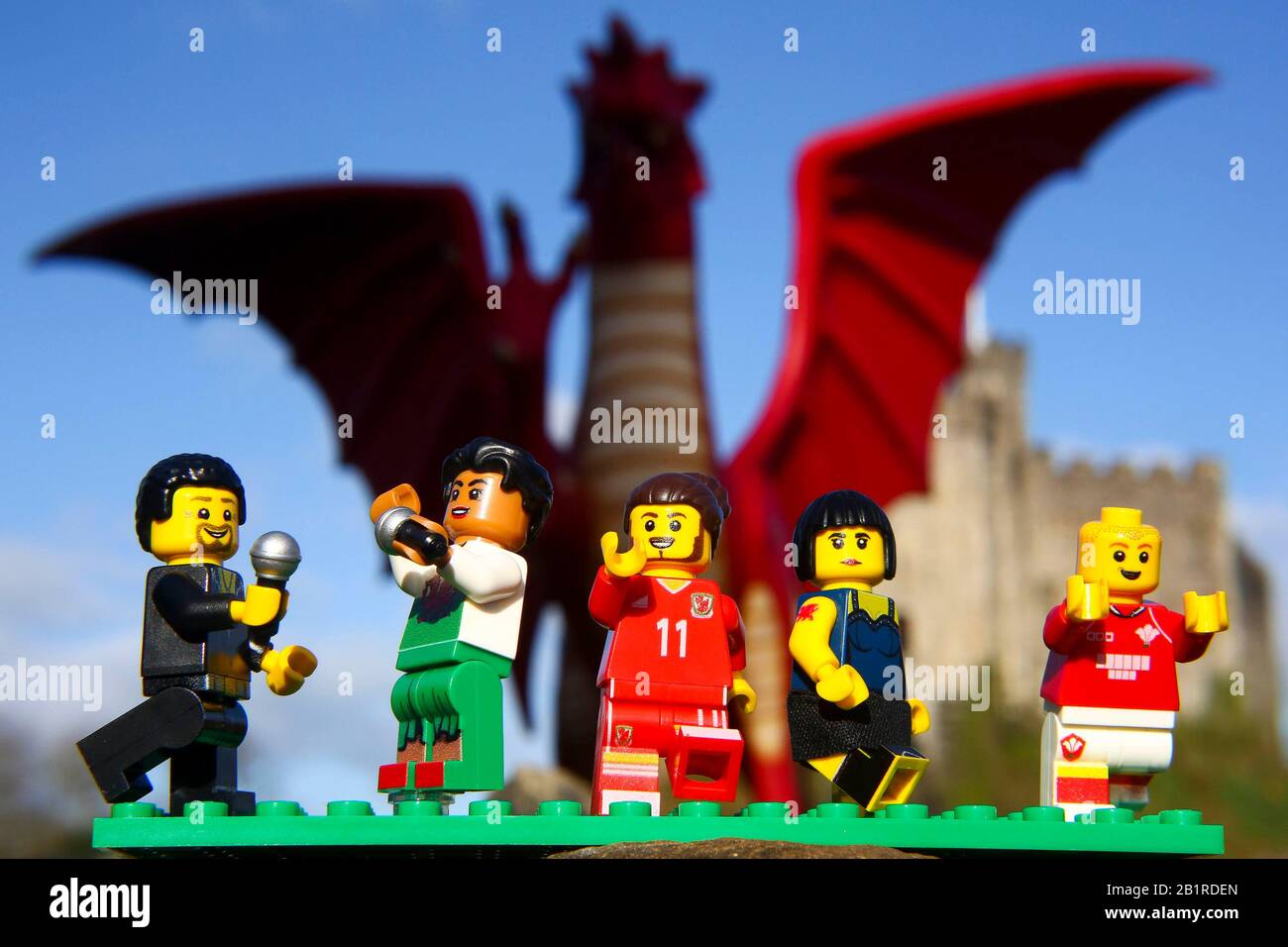 Eine Serie von limitierten „Mini Welsh Legends“-Figuren aus LEGO ...