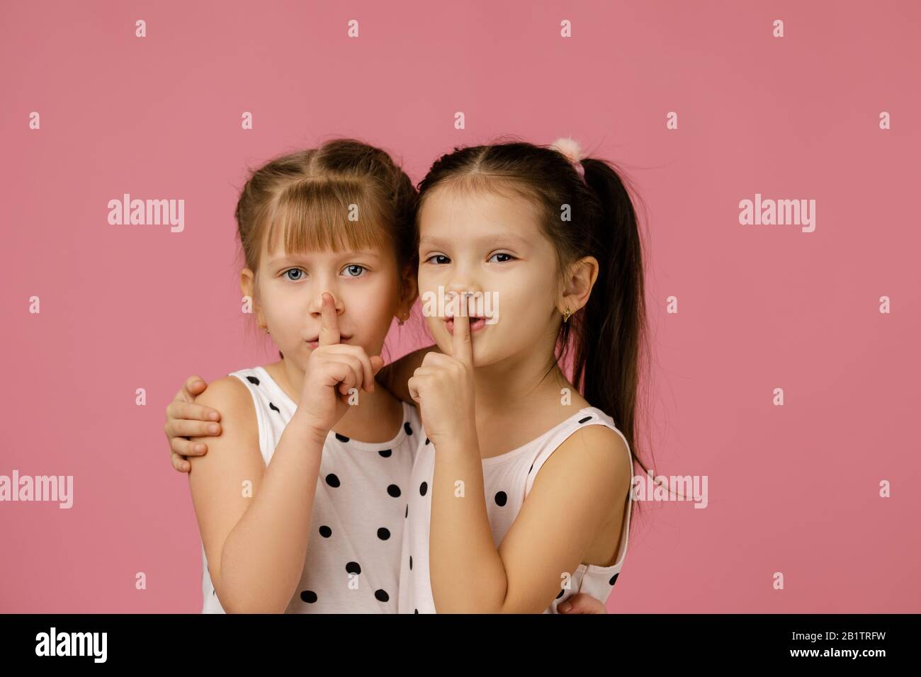 Kinder leise sein geste -Fotos und -Bildmaterial in hoher Auflösung – Alamy