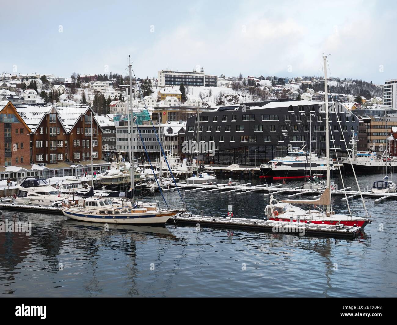 Blick hinunter auf den Hafen in der Stadt Tromso in Nordnorwegen ...