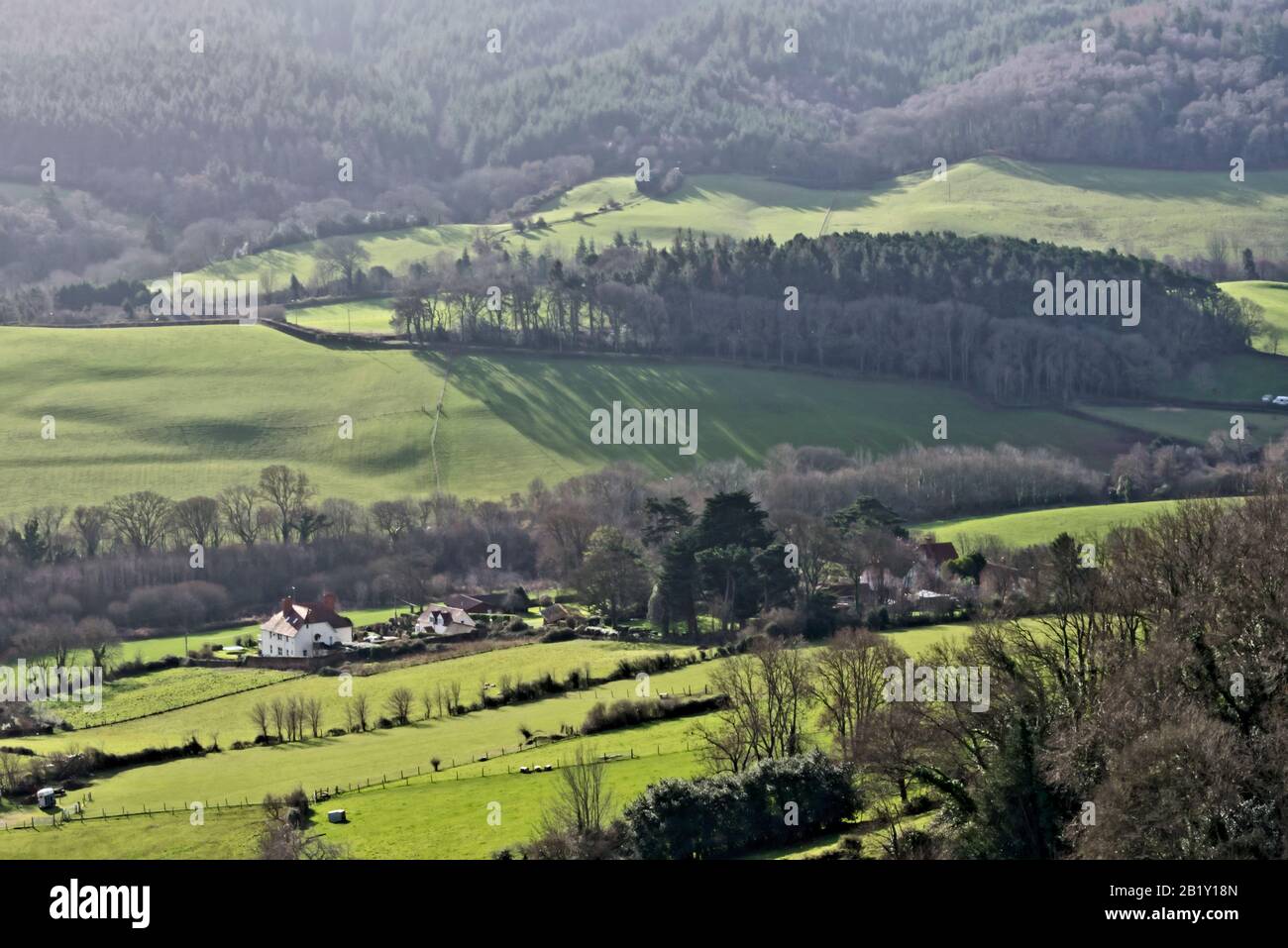 Blick südwärts über die offene Landschaft Richtung Woodcombe und ...
