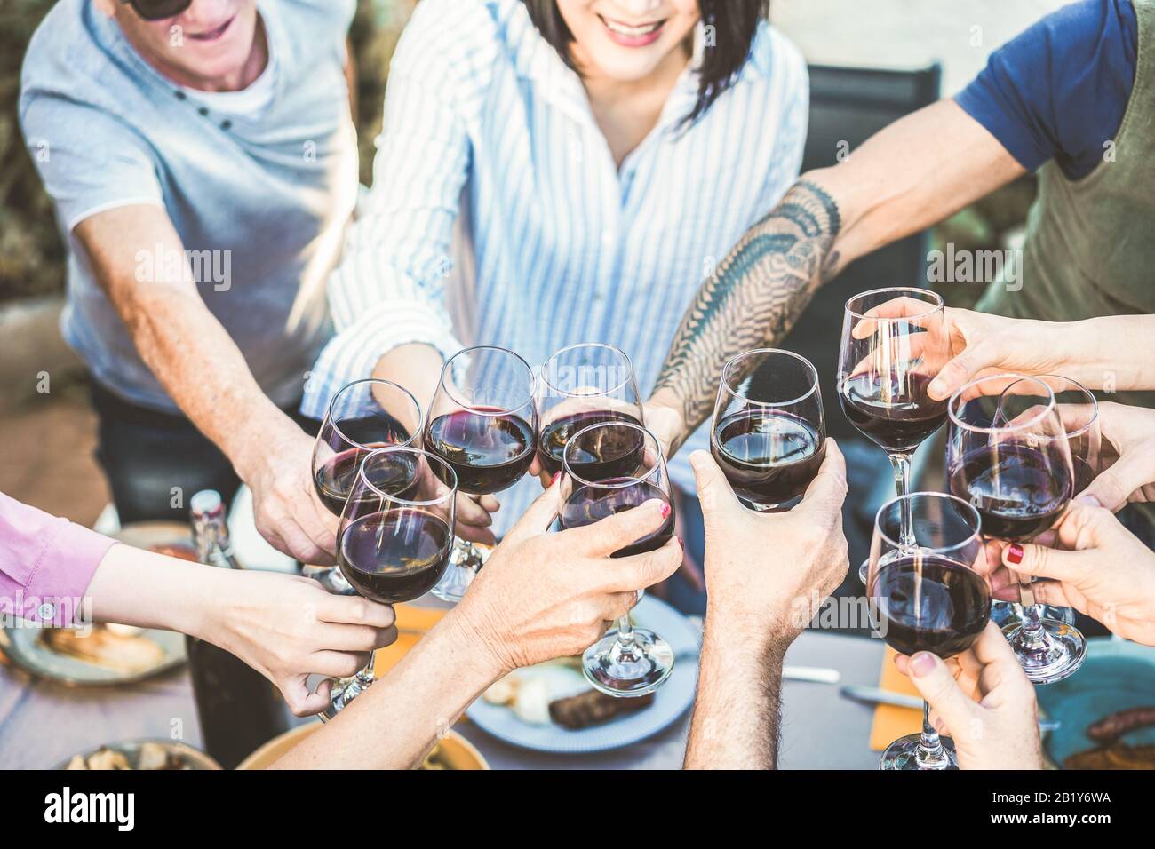 Wein trinken mit freunden -Fotos und -Bildmaterial in hoher Auflösung ...